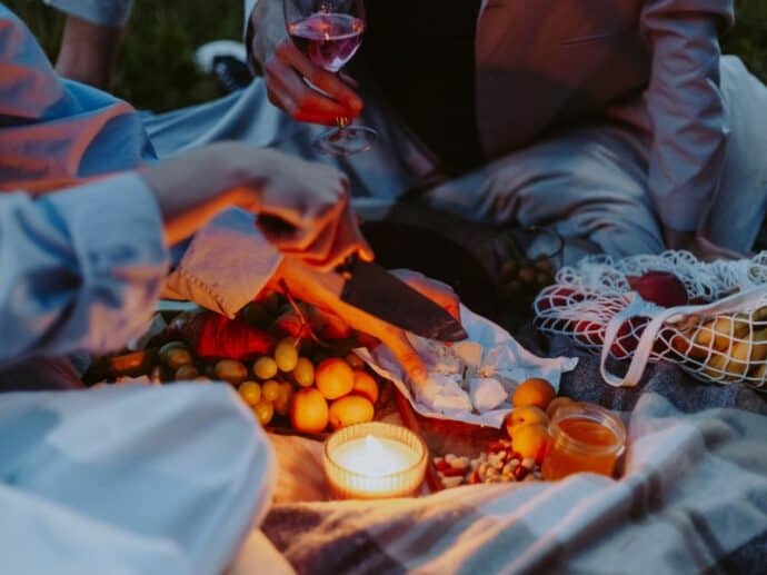 17 Romantic Picnic Ideas at Night (Food & Activities)